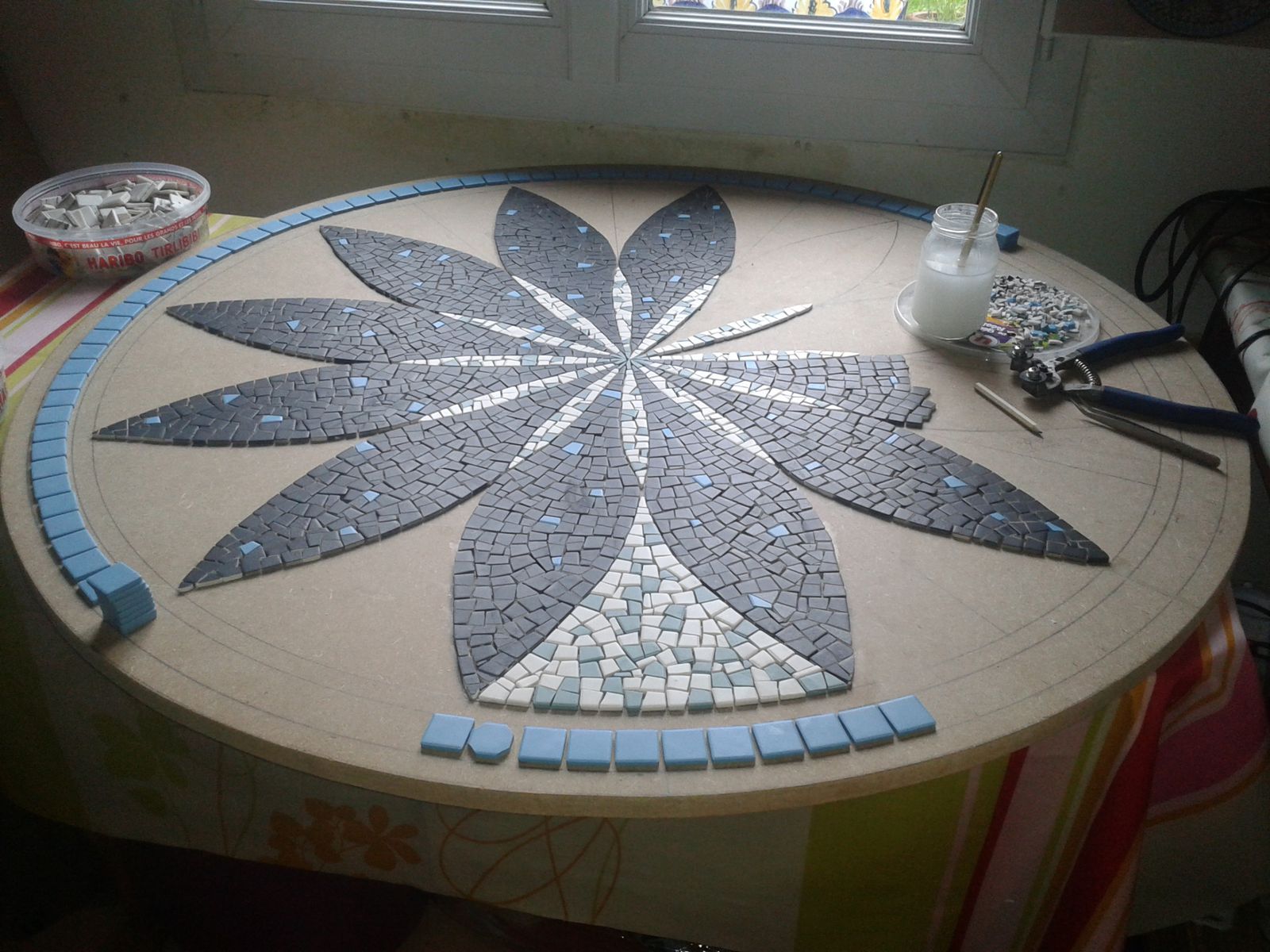 Comment faire un plateau de table en mosaïque