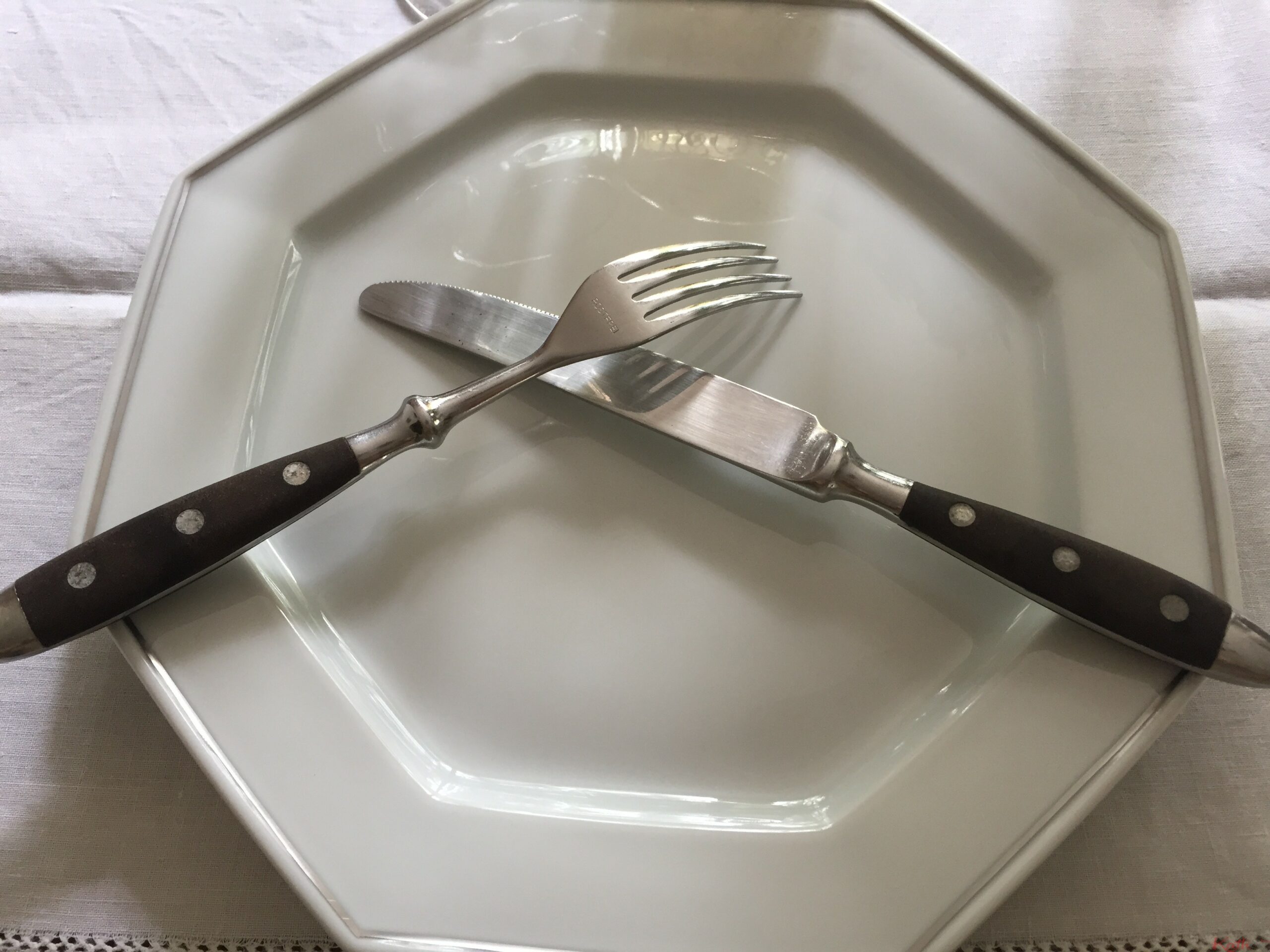 Comment manger à table avec un couteau et une fourchette