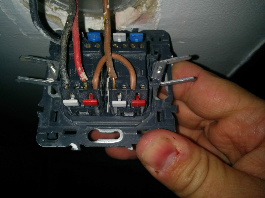 Ou brancher le fil neutre sur un interrupteur