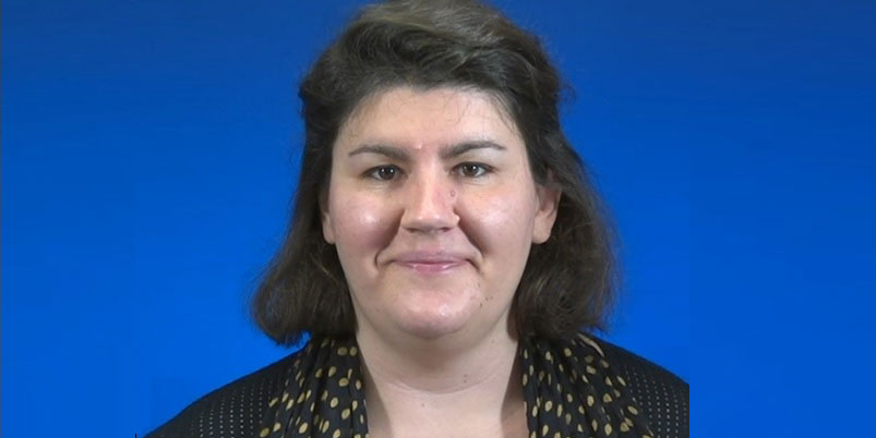 Où travaille Anna Roy