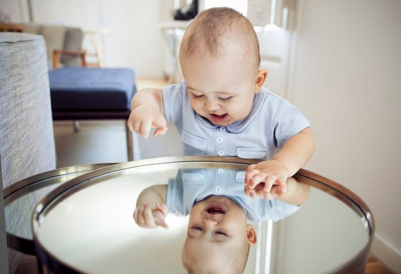 Quand un bébé se reconnaît dans le miroir