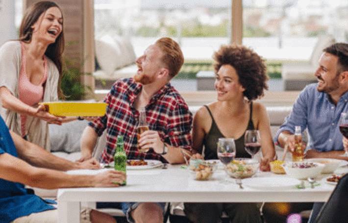 Qui doit se servir en premier à table
